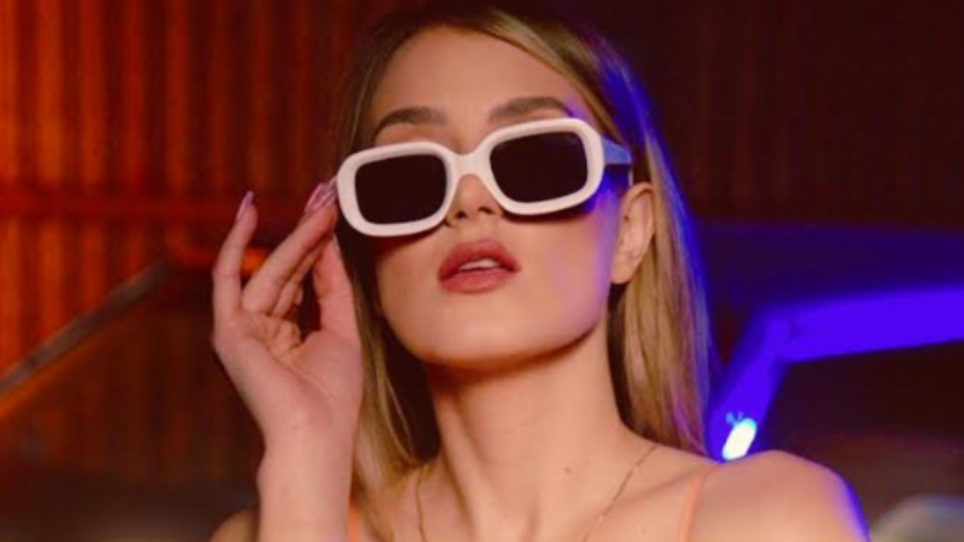Slovenka Lea Danis vydala tanečnú novinku Dancefloor, ktorá ťa rozhýbe ...